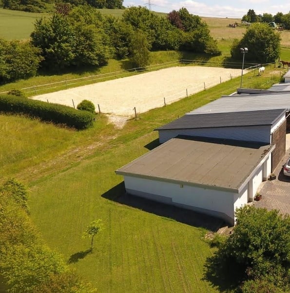 Equestrian facility with four stables for rent