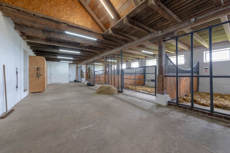 Traumhafte Reitanlage mit exklusivem Wohnhaus, Pferdeställen, Round-Pen ...